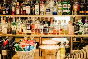 Uma loja de bebidas alcoólicas com prateleiras repletas de diversas garrafas.