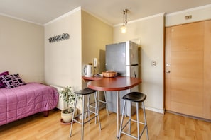Apartamento Standard, 1 quarto | Refeições no quarto