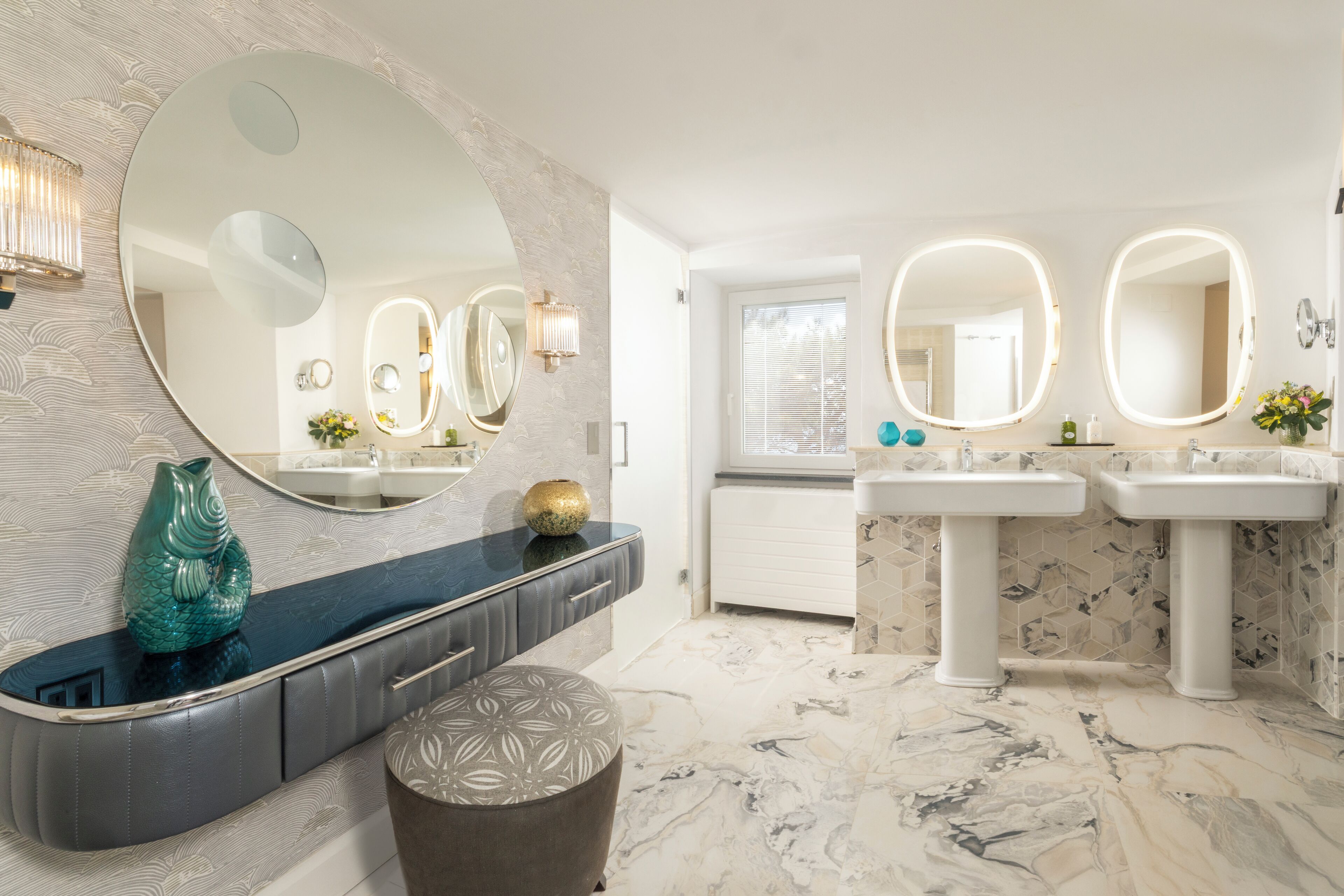 Uma casa de banho moderna com um espelho grande, duas pias e um lavatório com um vaso decorativo.