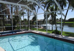 Piscina interior, piscina exterior 