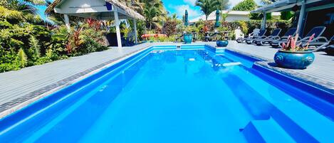Piscina exterior, guarda-sóis, espreguiçadeiras