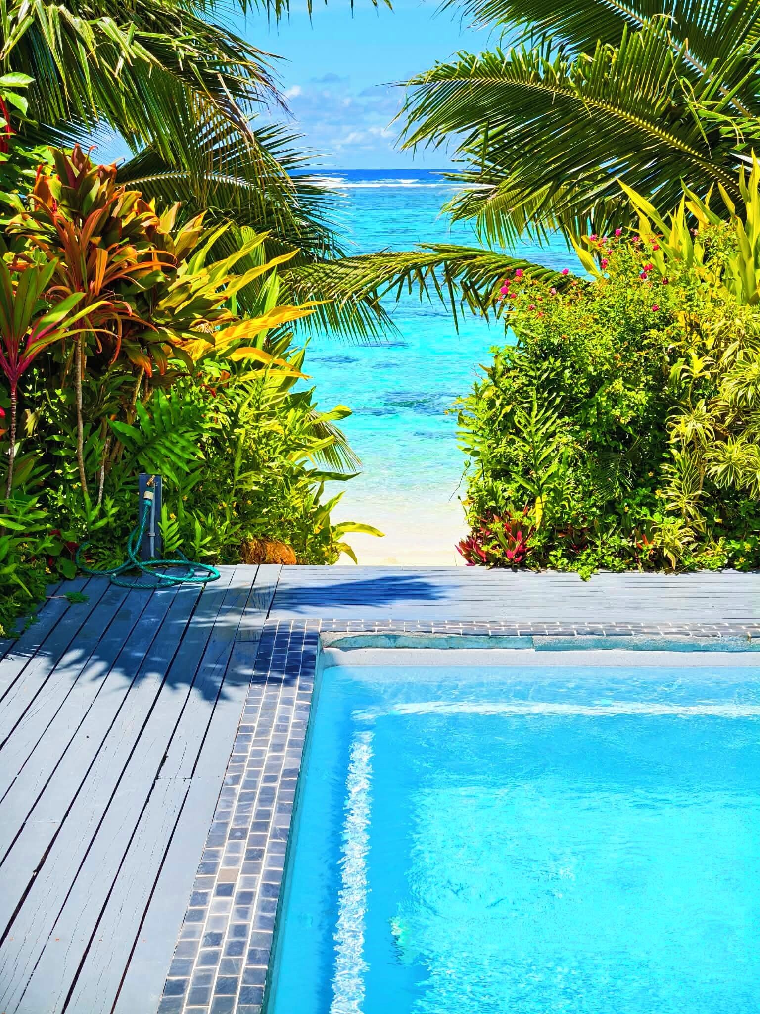 Piscina exterior, guarda-sóis, espreguiçadeiras 