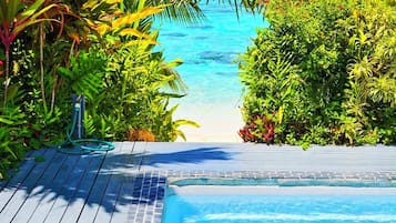 Piscina exterior, guarda-sóis, espreguiçadeiras