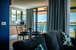 Apartamento superior, 2 quartos | Área de estar | TV de tela plana, DVD player