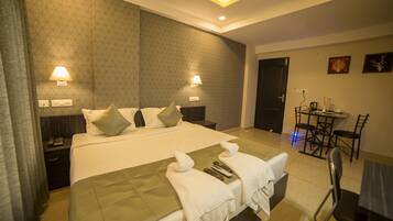 Quarto casal superior, 1 cama King | Individualmente decorados, escrivaninha, cortinas blackout