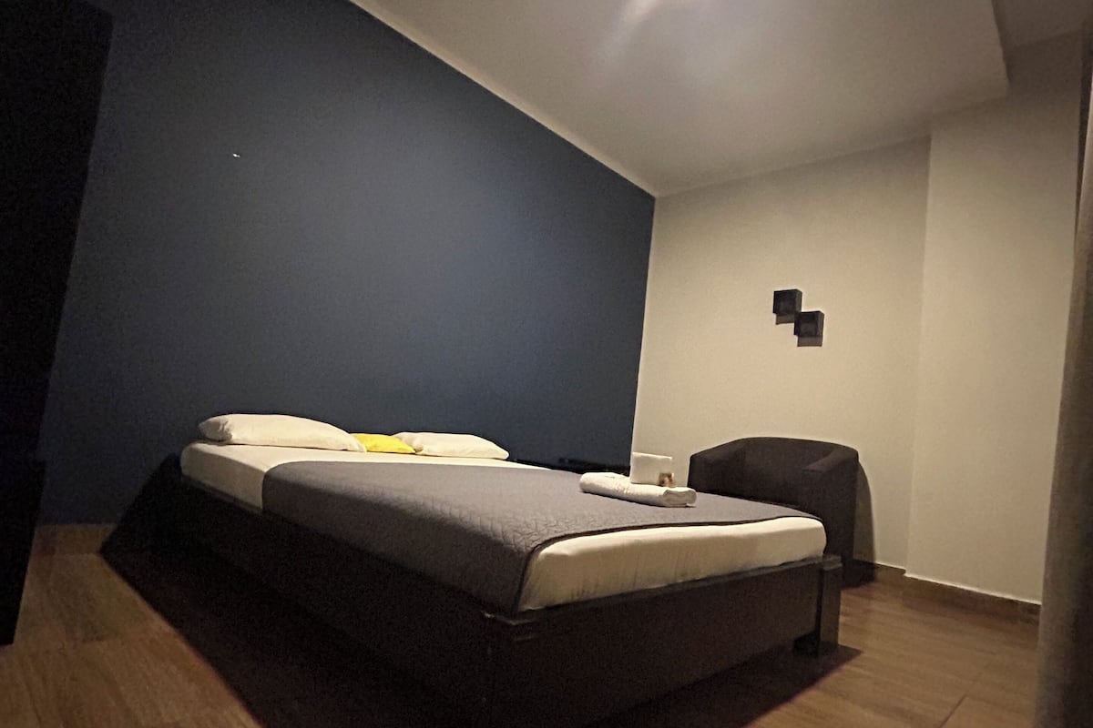 Quarto casal (AC) | Wi-Fi de cortesia, roupa de cama