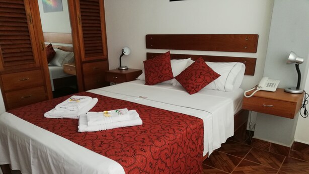 Quarto casal | Cofres nos quartos, escrivaninha, Wi-Fi de cortesia, roupa de cama