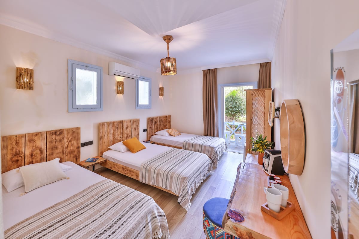 Quarto Triplo | Minibar, cofre no quarto, ferro/tábua de engomar, Wi-fi grátis