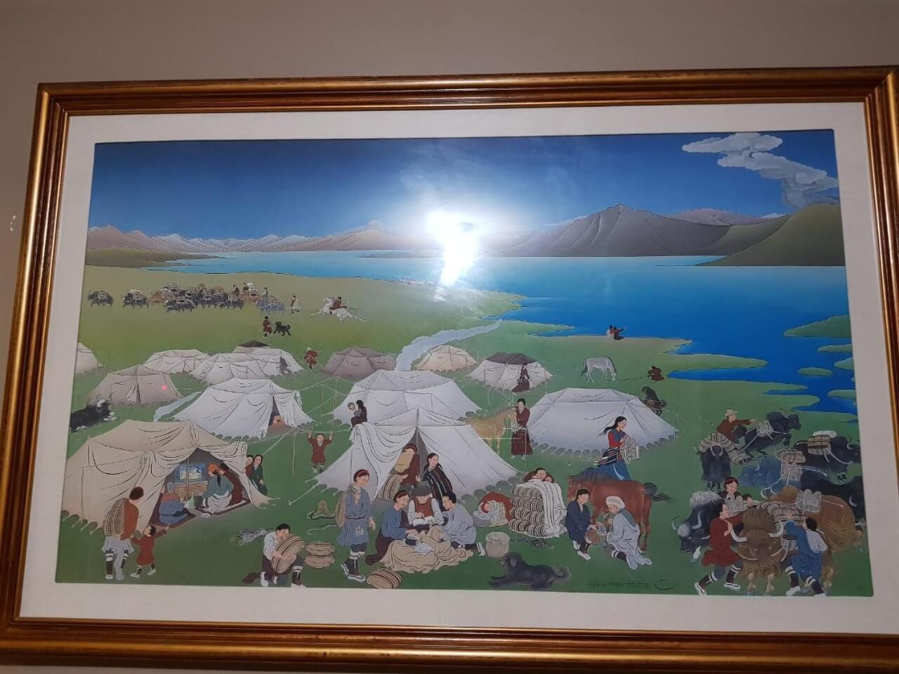 Pintura emoldurada de uma cena campestre com tendas e pessoas.