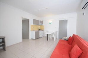 Standard Apart with Road View | Área de estar