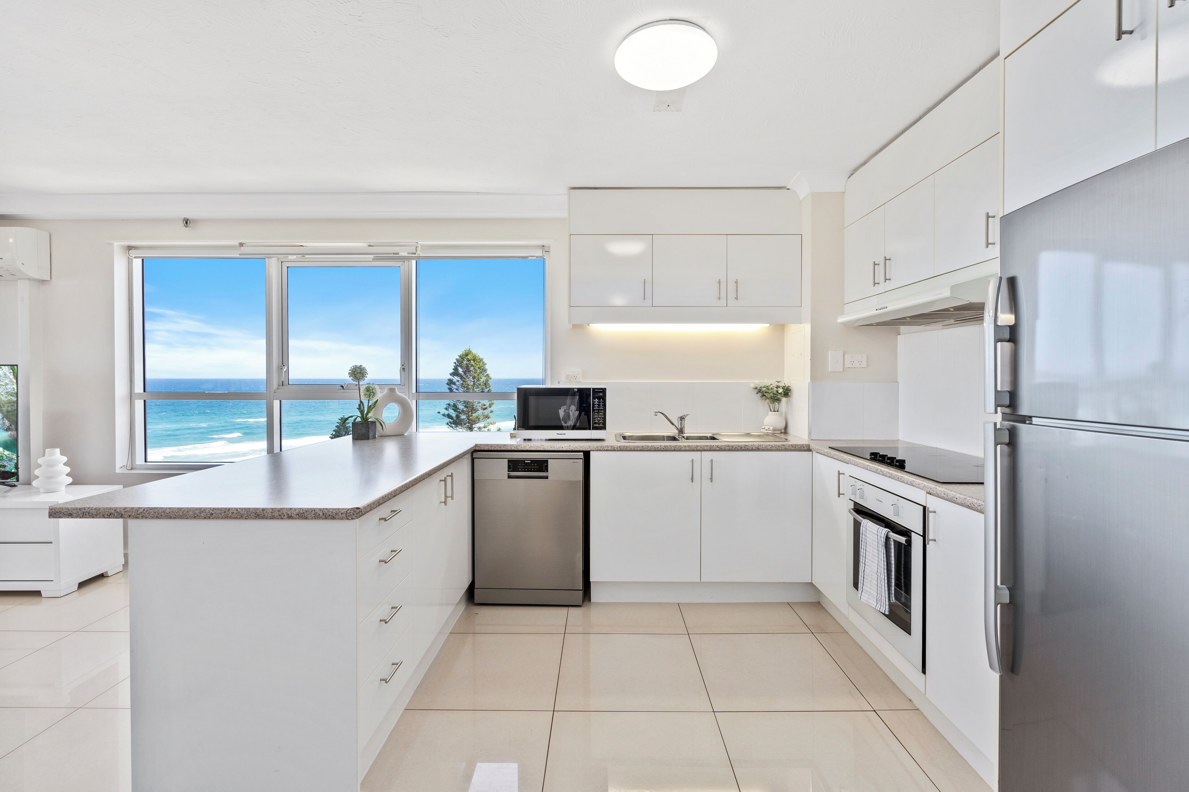 Apartamento, 2 quartos, vista para o oceano | Cozinha privada | Um frigorífico/congelador grande, um micro-ondas, um forno 
