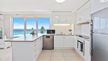 Apartamento, 2 quartos, vista para o oceano | Cozinha privada | Um frigorífico/congelador grande, um micro-ondas, um forno