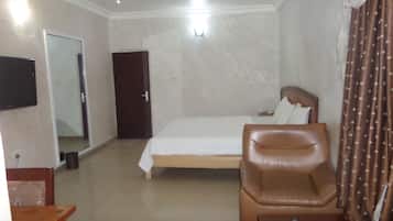 Quarto luxo | Escrivaninha, roupa de cama