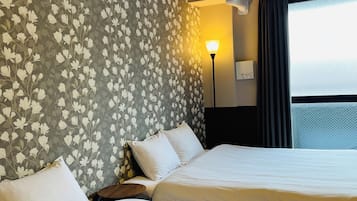 Quarto duplo superior (Studio) | Escrivaninha, cortinas blackout, ferros/tábuas de passar roupa