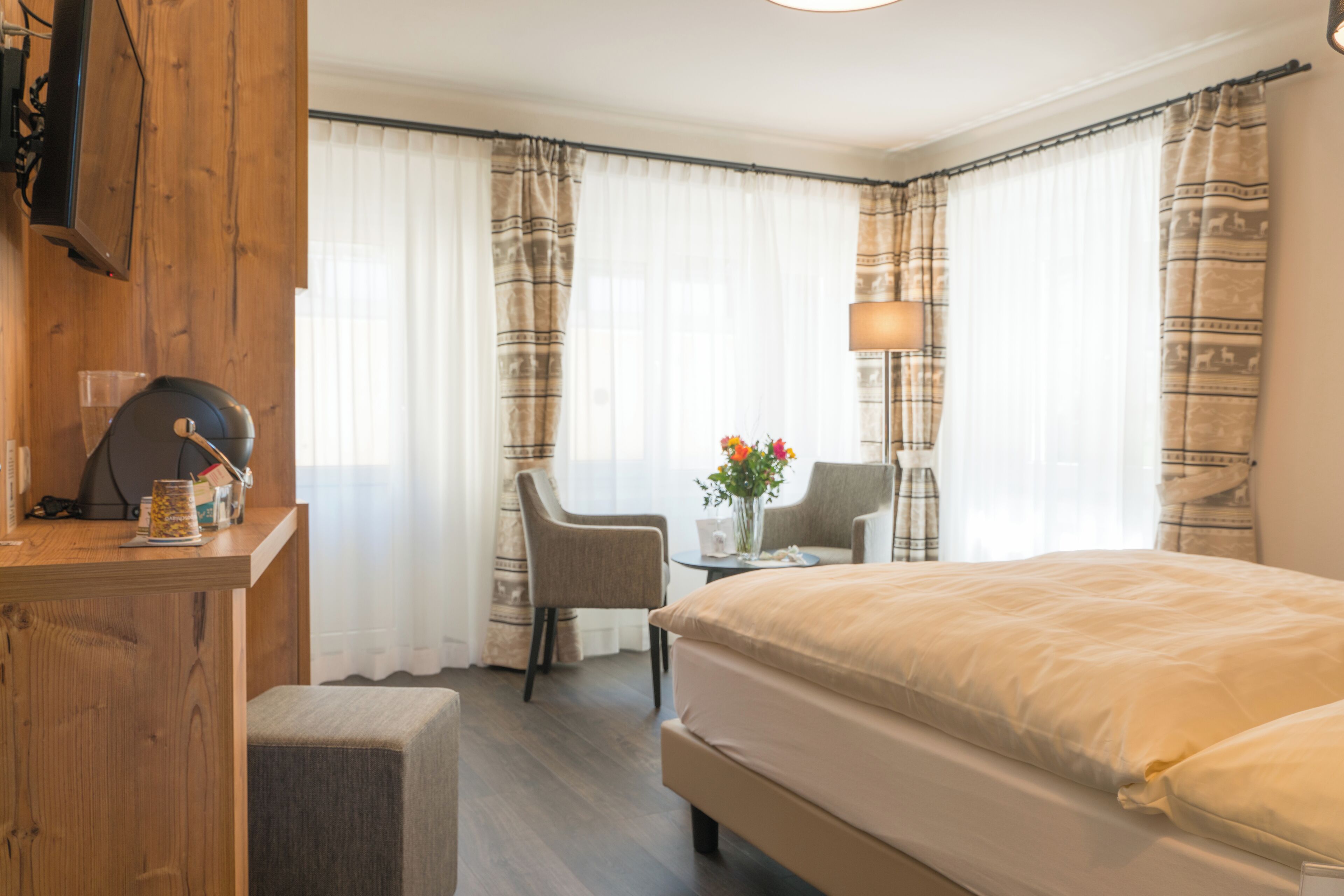 Quarto casal, vista para a montanha | Roupas de cama premium, edredons de pluma, cofres nos quartos