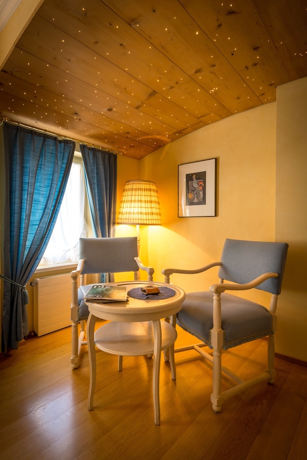 Suíte júnior | Roupas de cama premium, edredons de pluma, cofres nos quartos