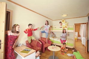 Quarto família | Roupas de cama premium, edredons de pluma, cofres nos quartos