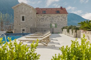 Piscina exterior, espreguiçadeiras 