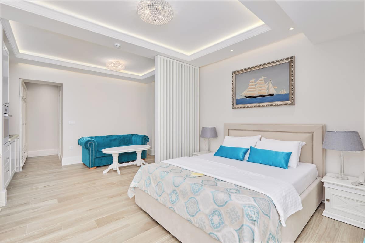 Roupas de cama premium, frigobar, cofres nos quartos, escrivaninha