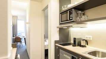 Apartamento, 1 quarto (Bachelor) | Cozinha privada | Um frigorífico, um micro-ondas, uma cafeteira/bule