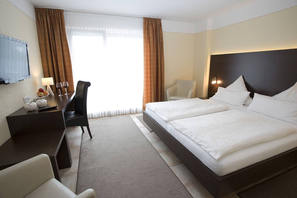 Quarto Duplo Comfort, varanda | Secretária, Wi-fi grátis, roupa de cama fornecida 