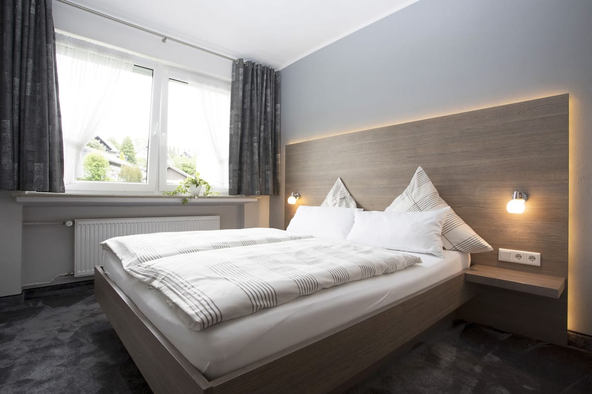 Quarto Duplo Comfort | Secretária, Wi-fi grátis, roupa de cama fornecida 