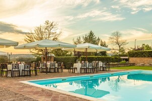 Piscina externa sazonal, guarda-sóis, espreguiçadeiras