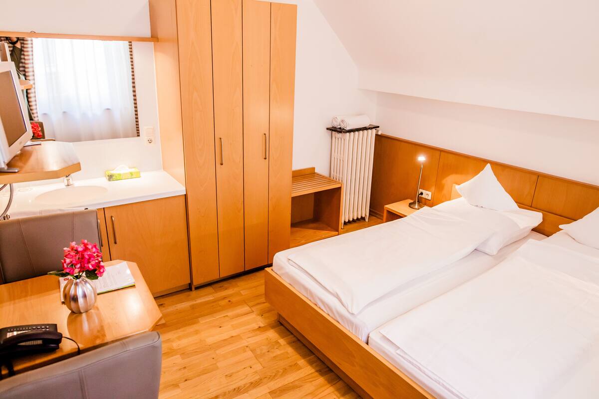 Quarto Duplo (Shared bathroom) | Cofre no quarto, cortinas/cortinados opacos, Wi-fi grátis 