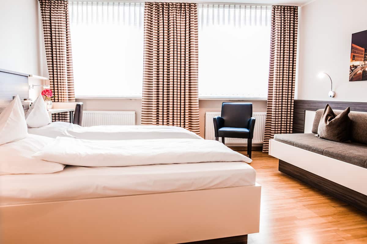 Quarto casal conforto | Cofres nos quartos, cortinas blackout, Wi-Fi de cortesia, roupa de cama