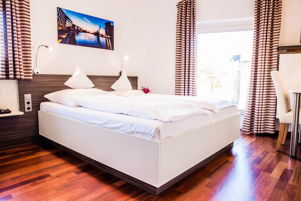 Quarto casal | Cofres nos quartos, cortinas blackout, Wi-Fi de cortesia, roupa de cama