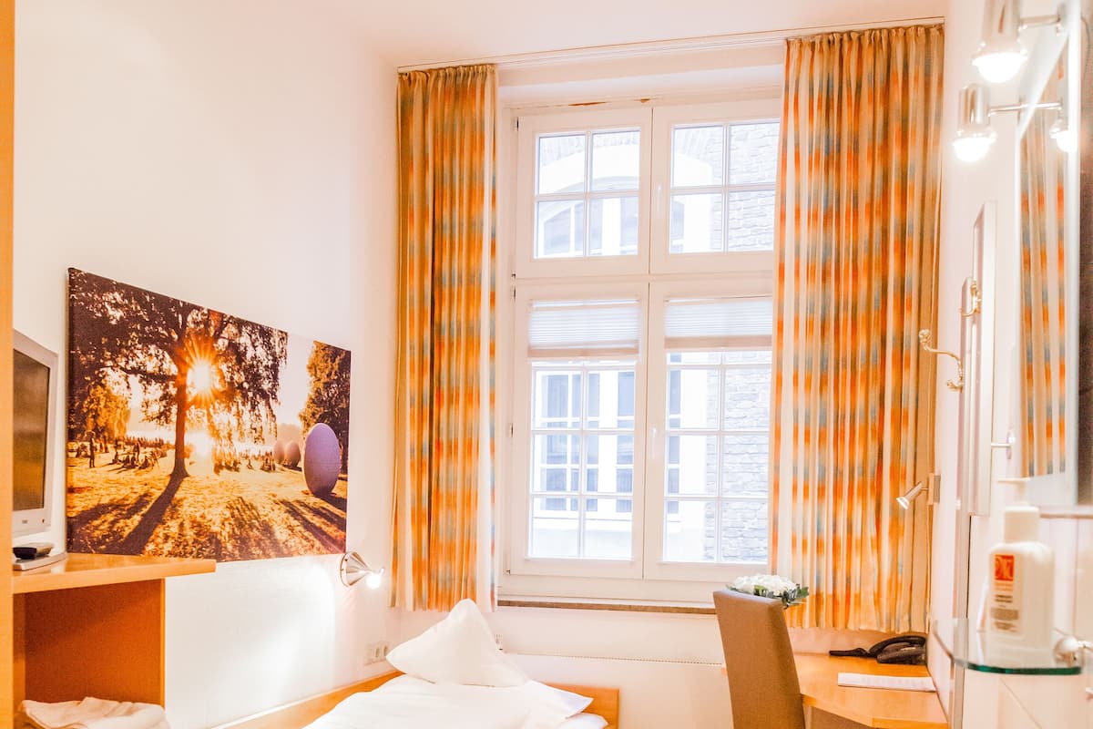 Quarto solteiro (Shared bathroom) | Cofres nos quartos, cortinas blackout, Wi-Fi de cortesia, roupa de cama