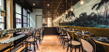 Café da manhã com buffet todos os dias (EUR 12 por pessoa) . Hôtel Lanjuinais