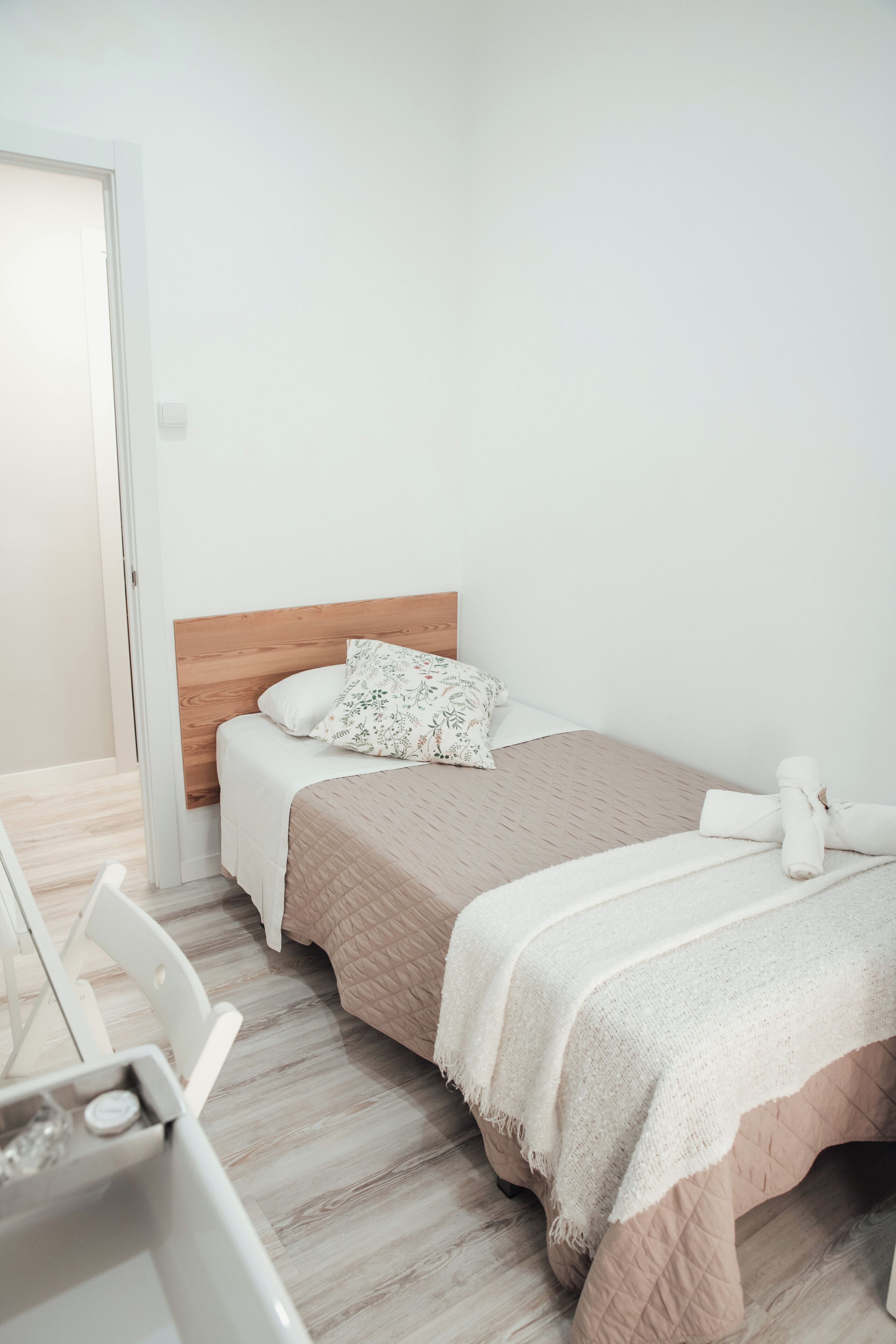 Quarto solteiro, banheiro compartilhado | Wi-Fi de cortesia, roupa de cama