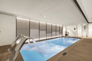 Piscina interna, piscina externa, espreguiçadeiras