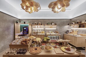 Café da manhã completo todos os dias (EUR 14 por pessoa)