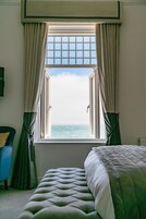 Quarto Duplo Deluxe, 1 cama de casal e sofá-cama, casa de banho privativa, vista para o mar | Cofre no quarto, secretária, cortinas/cortinados opacos 