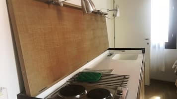 Apartamento, 1 quarto | Cozinha privada | Um forno, uma máquina de lavar louça, utensílios de cozinha