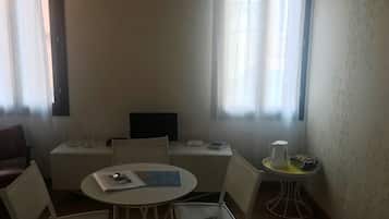 Apartamento, 1 quarto | Refeições no quarto