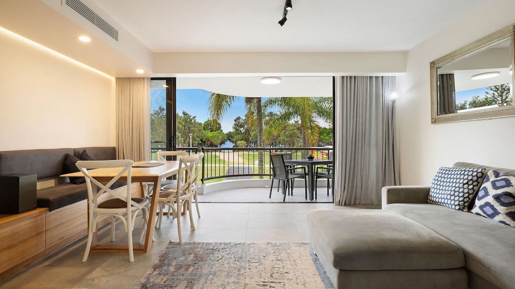 Pacific Blue - Beachfront 2 Br Apartment With Pool - Byron Bay