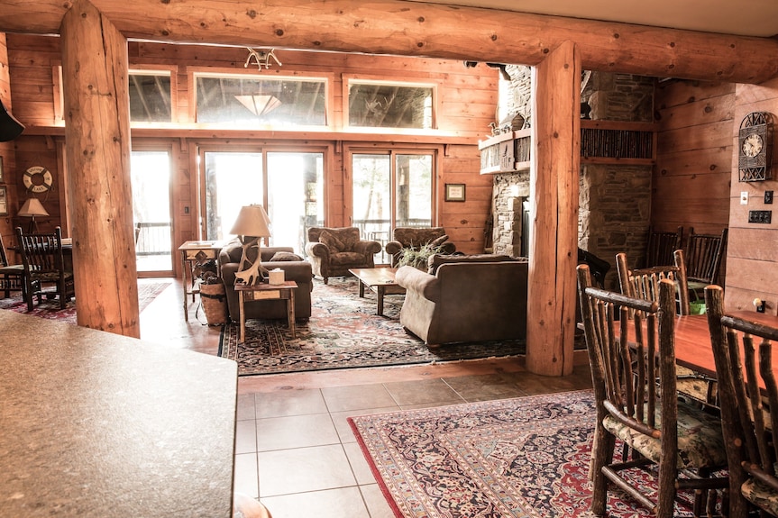 Spacious Luxury Lodge Near Elk Mountain Ski Resort On A Private Lake - Pennsylvania