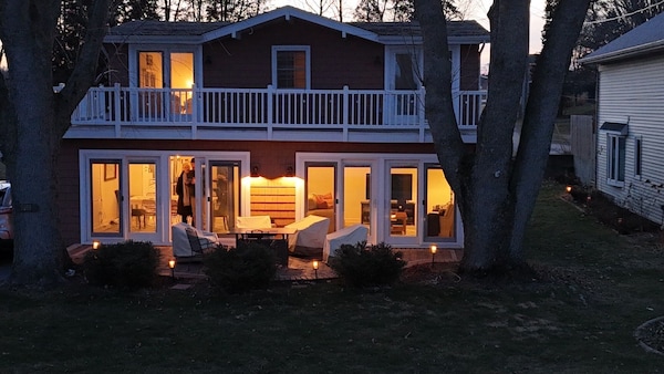 Private Dock\/sunrise Views\/patio\/deck\/sleeps 10\/cable Tv\/wi-fi\/ac\/grill - Fennville, MI