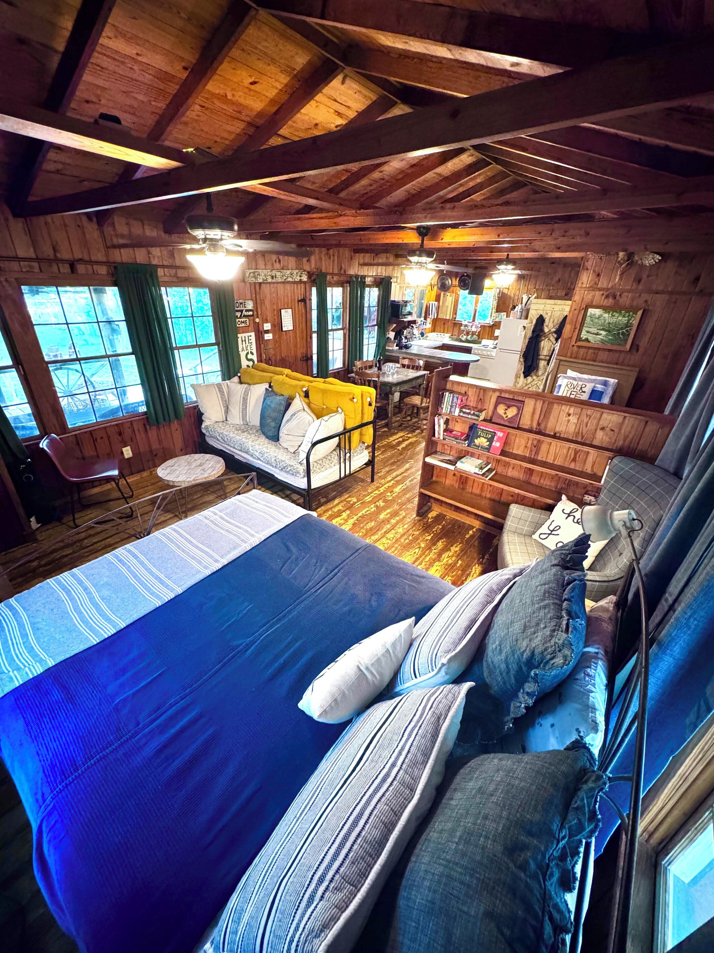 Charming Cabin On Lake Dunlap - New Braunfels, TX