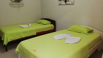 Habitación Doble (02 camas de plaza y media) | Wi-fi grátis, roupa de cama fornecida