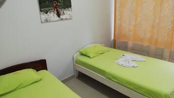 Habitación Doble (02 camas de plaza y media) | Wi-fi grátis, roupa de cama fornecida