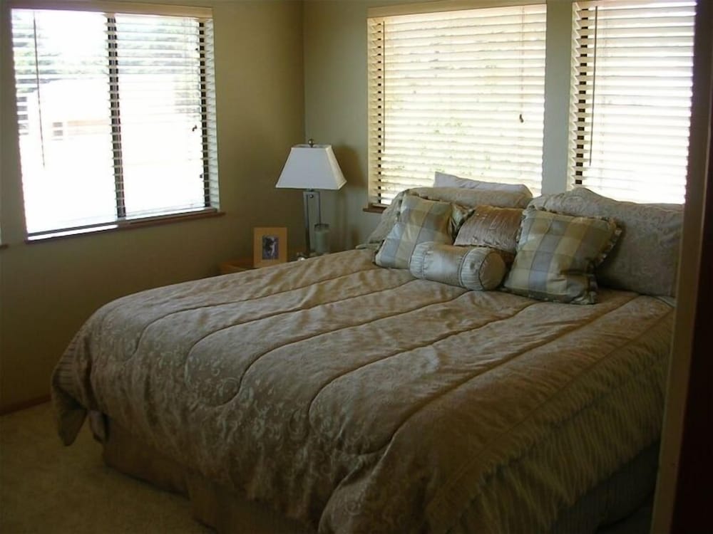 Sunny Home. Hot Tub. Walk To 2 Beaches, Rec Center, Bluff Trail And The Lodge. - Gualala, CA