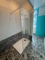 Deluxe Quadruple Room with private toilet | Casa de banho | Um secador de cabelo, toalhas fornecidas