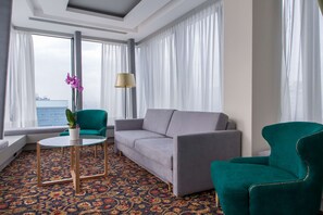 Suíte júnior, 1 cama King e sofá-cama | 1 quarto, roupas de cama antialérgicas, frigobar, cofres nos quartos