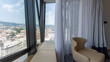 Suíte júnior, 1 cama King e sofá-cama | 1 quarto, roupas de cama antialérgicas, frigobar, cofres nos quartos