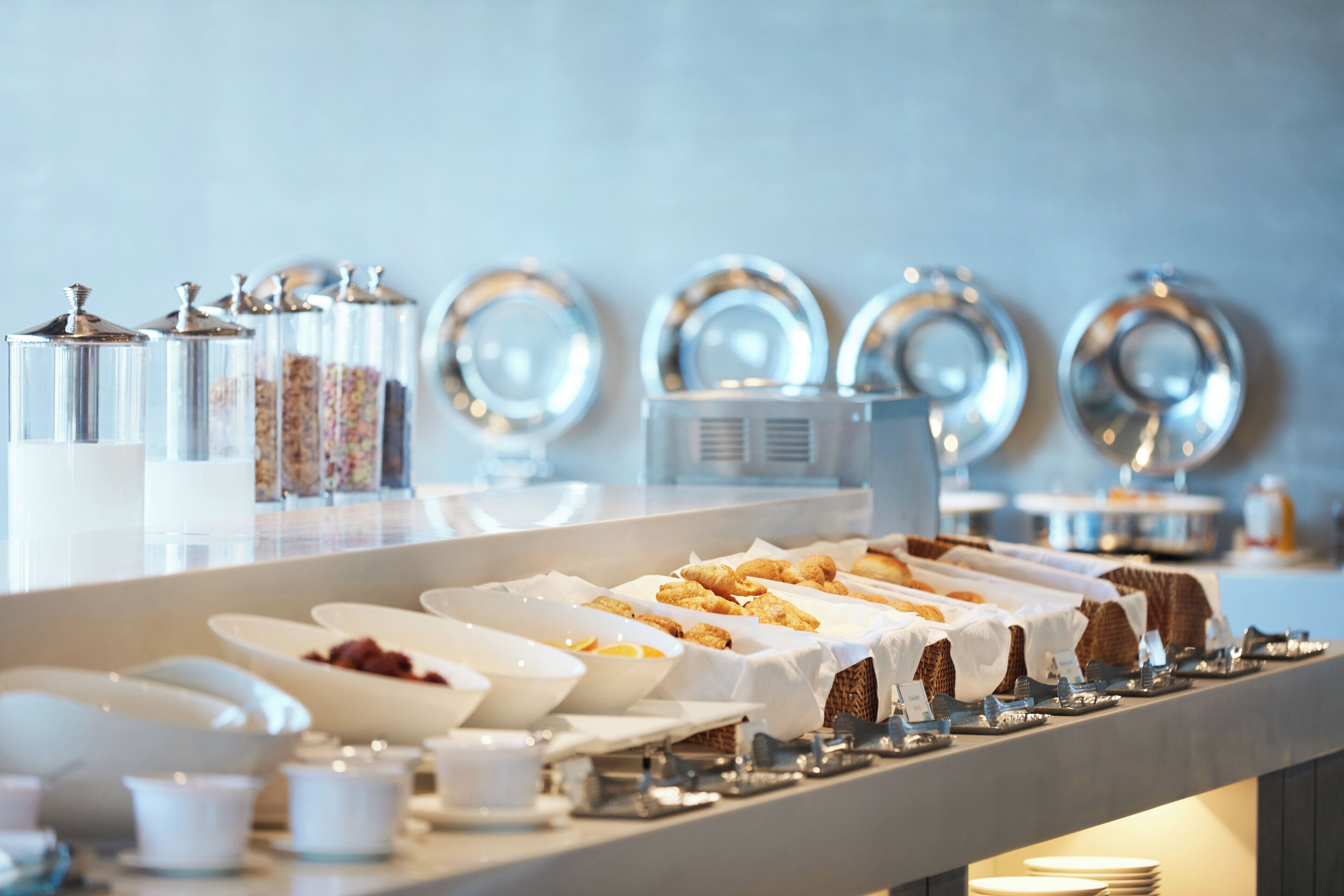 Uma mesa de buffet com diversos alimentos e acompanhamentos.