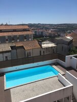 Piscina interna, piscina externa, espreguiçadeiras